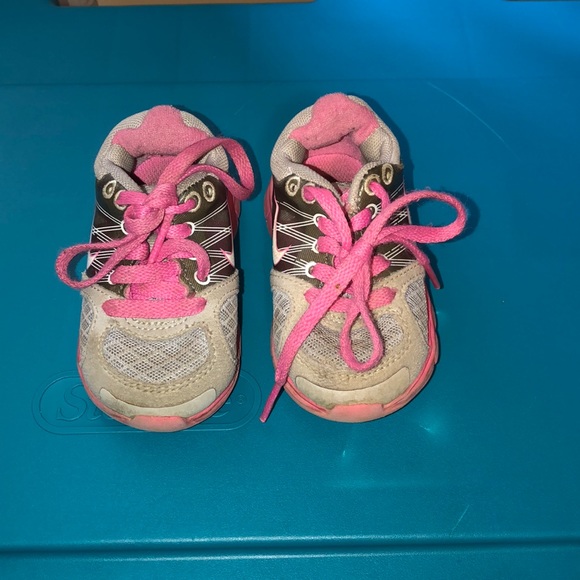 Nike | Shoes | Nike Girls Sneakers Size 4c | Poshmark